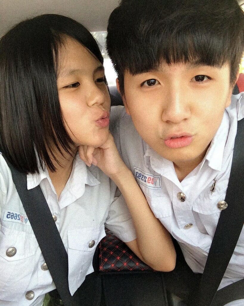 【初恋即永远！】从国中相爱到自创品牌，大马百万订阅YouTuber常勇『成功求婚』女友舒森！ - NOODOU