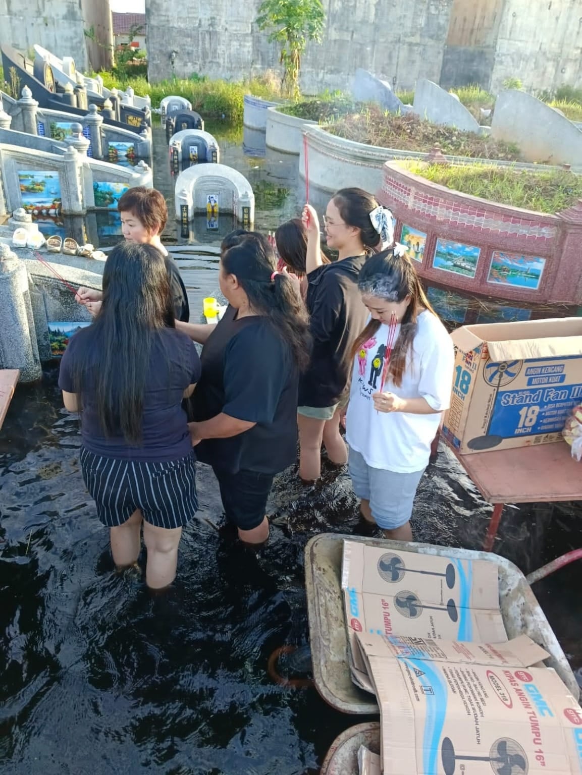 【风雨无阻，帮祖先“大扫除”！】清明节遇上水灾，这家人泡在水中也『照样扫墓』！（内附影片） - NOODOU