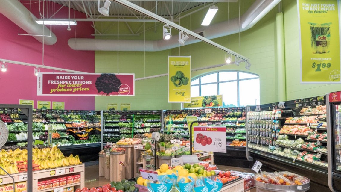 【你的招牌，我的家！】无家可归没地方住，女子藏在超市招牌里住一年！ - NOODOU