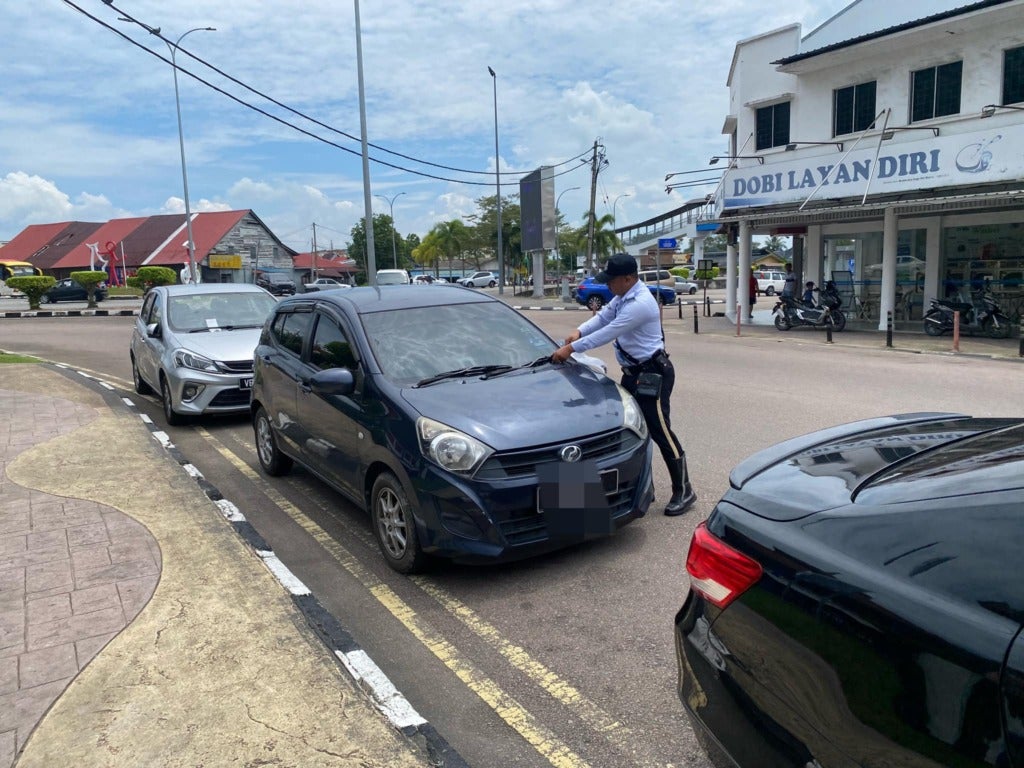 【逆向Parking也Salah！】停车时车头和车道反方向，交警开Saman：这样容易导致车祸！ - NOODOU