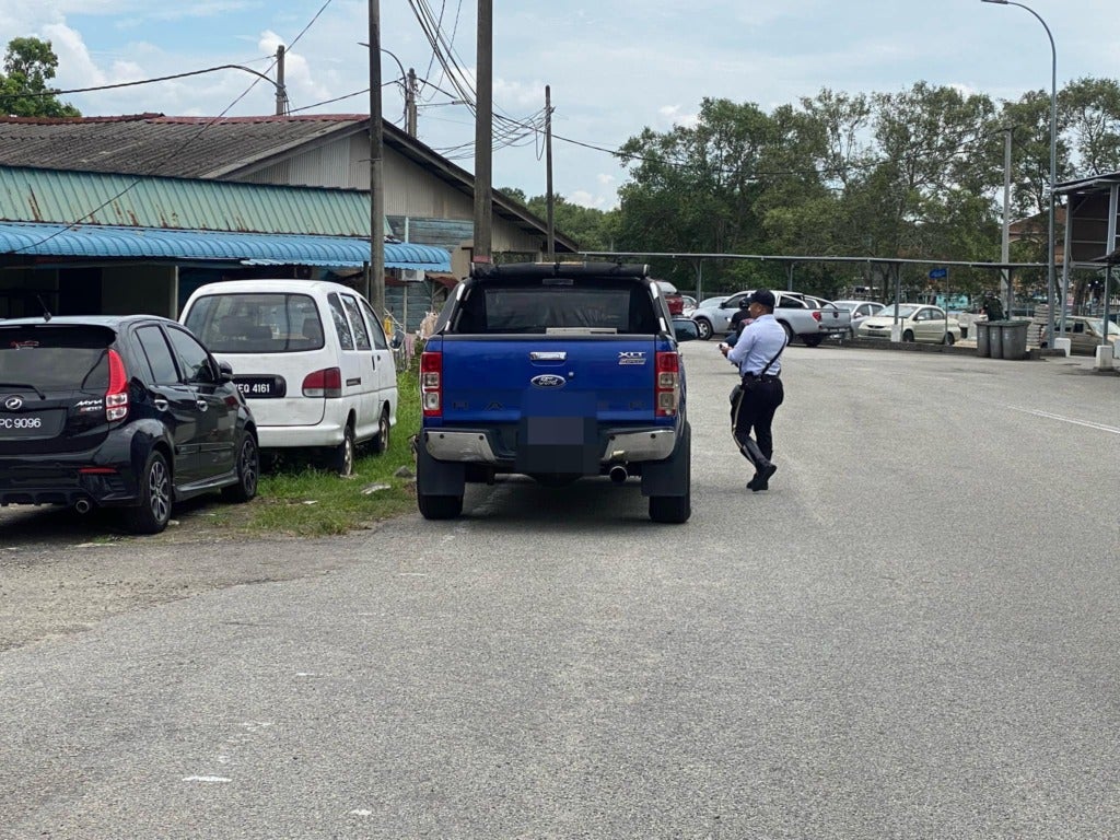 【逆向Parking也Salah！】停车时车头和车道反方向，交警开Saman：这样容易导致车祸！ - NOODOU