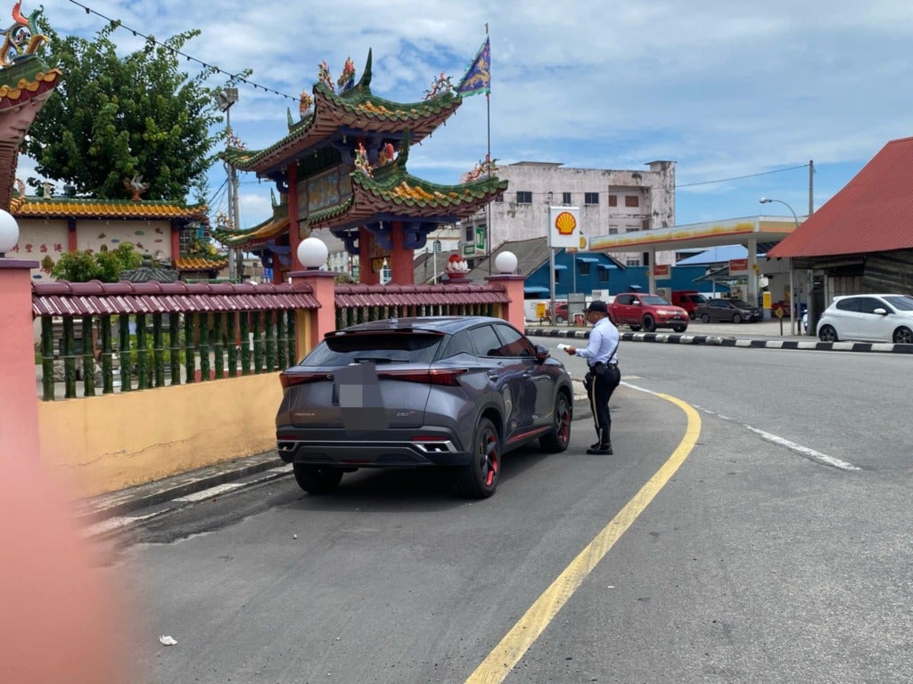 【逆向Parking也Salah！】停车时车头和车道反方向，交警开Saman：这样容易导致车祸！ - NOODOU