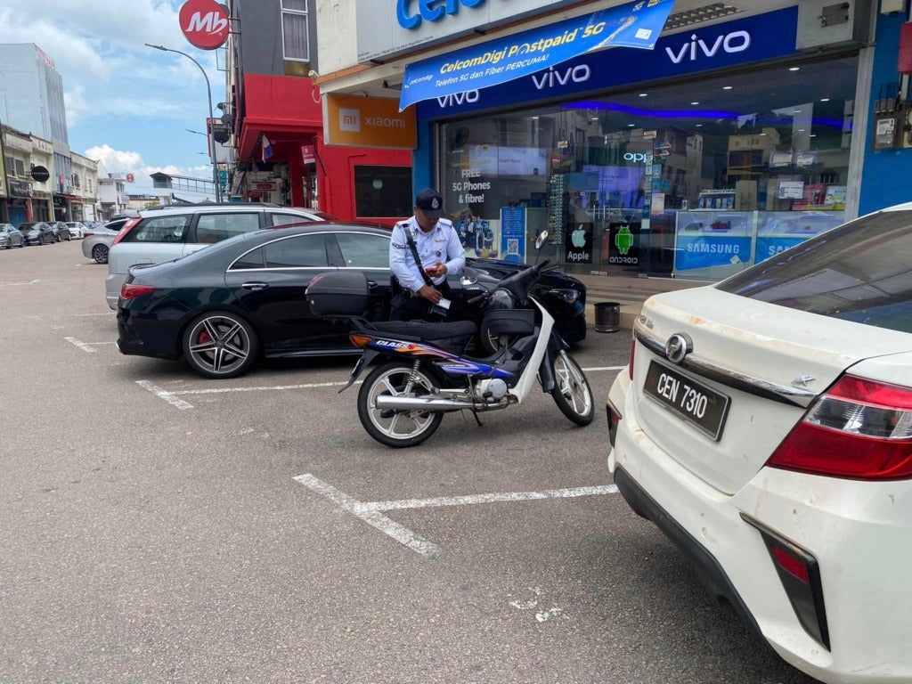 【逆向Parking也Salah！】停车时车头和车道反方向，交警开Saman：这样容易导致车祸！ - NOODOU