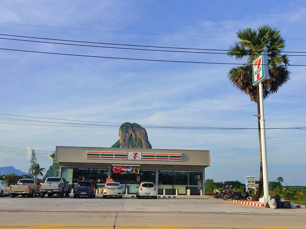 【平价版“富士山”打卡地?】泰国这家7-Eleven突然爆红！不用去日本也能拍到『同款网红美照』！ - NOODOU