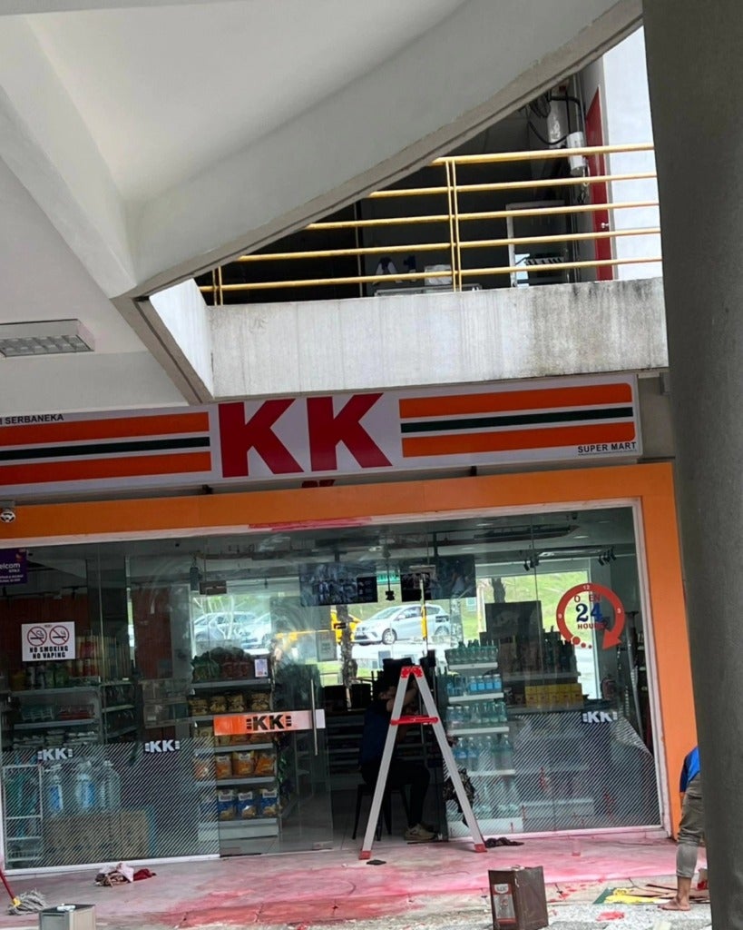 【一波未平，一波又起！】Ham三明治风波延烧 马大校园内『KK Mart』被泼红漆！（内附影片） - NOODOU