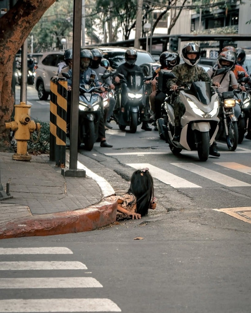 【太诡异！】路边排水孔突然冒出人头，女子下一秒爬出来吓坏现场人！ - NOODOU