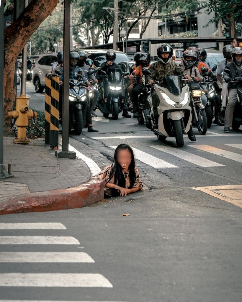 【太诡异！】路边排水孔突然冒出人头，女子下一秒爬出来吓坏现场人！ - NOODOU