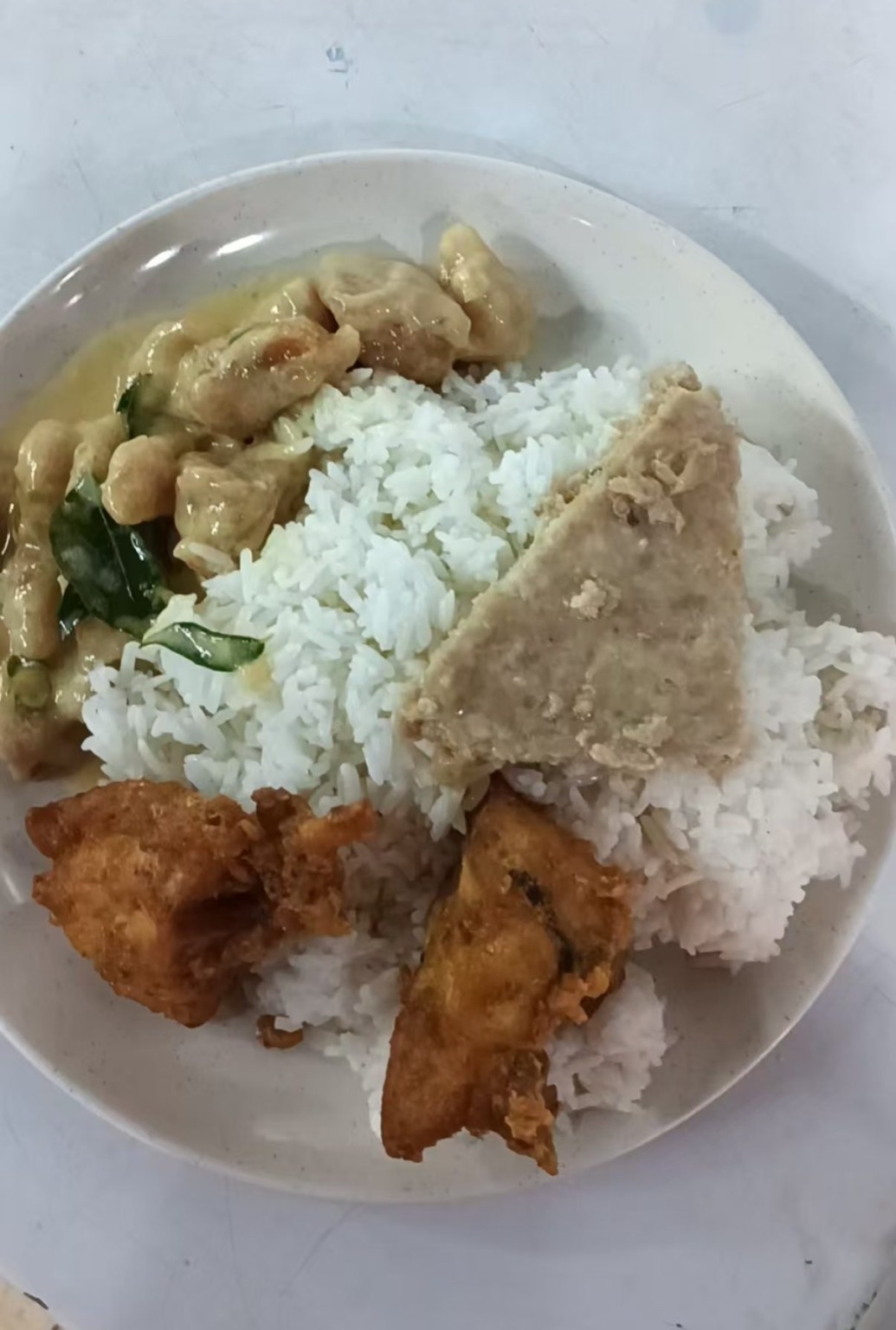 【吃米不懂米价 】嫌RM13杂饭太贵，大马男子『拿了退款』还扇员工耳光！（内附影片） - NOODOU