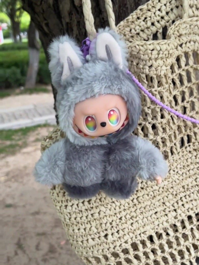 【满满父爱的“隐藏版”！】女儿抢不到Labubu，爸爸亲手缝制一只“独一无二”的送她！（内附影片） - NOODOU