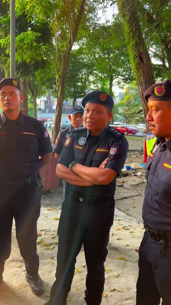 【别拖神明下水叻！】没营业执照却在路边摆摊，大马Pak Cik狡辩：我跟上苍注册了！ - NOODOU